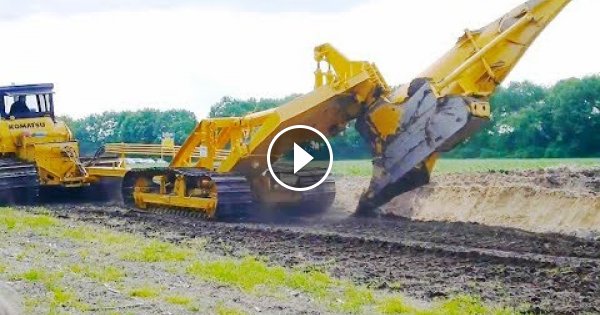 Bulldozer & Tractors in action - Deep and heavy fields plowing